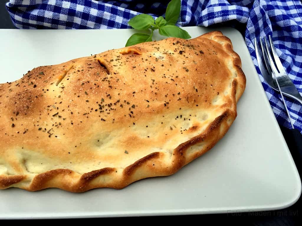 Indbagt pizza med bolognaise - nem opskrift - madenimitliv.dk