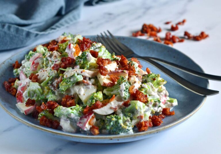 Broccolisalat med bacon I Nem opskrift I Madenimitliv.dk